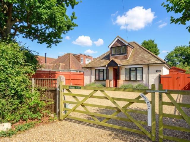 Scotts Grove Road, Woking GU24 3 bed detached house to rent £2,900 pcm £669 pw