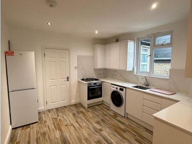 Scotts Road, London E10, 3 bed flat to rent, £2,400 pcm | PrimeLocation
