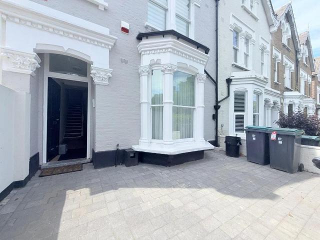 SCARBOROUGH ROAD, LONDON 2 bed flat to rent £2,350 pcm £542 pw