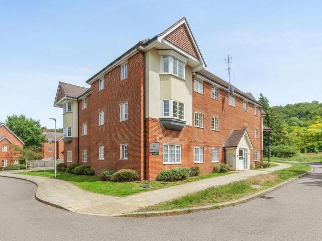 Scarlett Avenue, Aylesbury HP22 2 bed flat to rent £1,450 pcm £335 pw