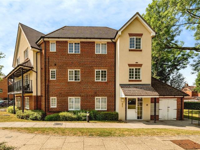 Scarlett Avenue, Wendover, Aylesbury HP22, 2 bed flat to rent, £1,375 pcm | PrimeLocation