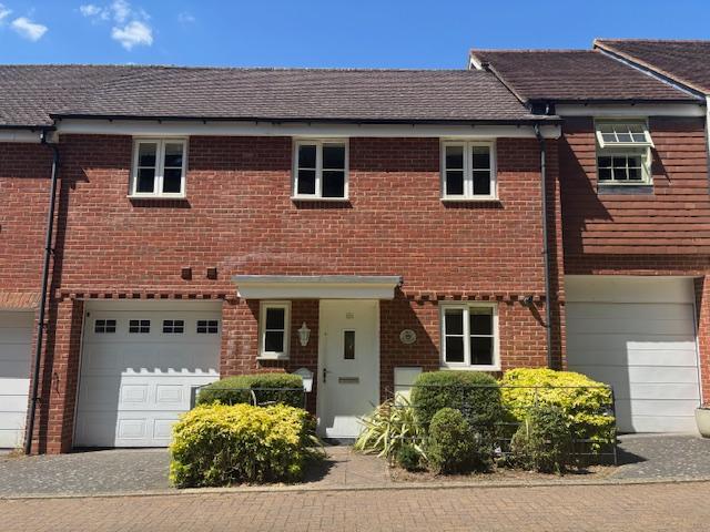Scarlett Avenue, Wendover, AYLESBURY 3 bed terraced house to rent £1,850 pcm £427 pw