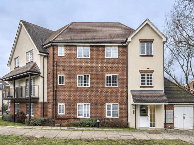 Scarlett Avenue, Wendover, HP22 2 bed apartment to rent £1,450 pcm £335 pw