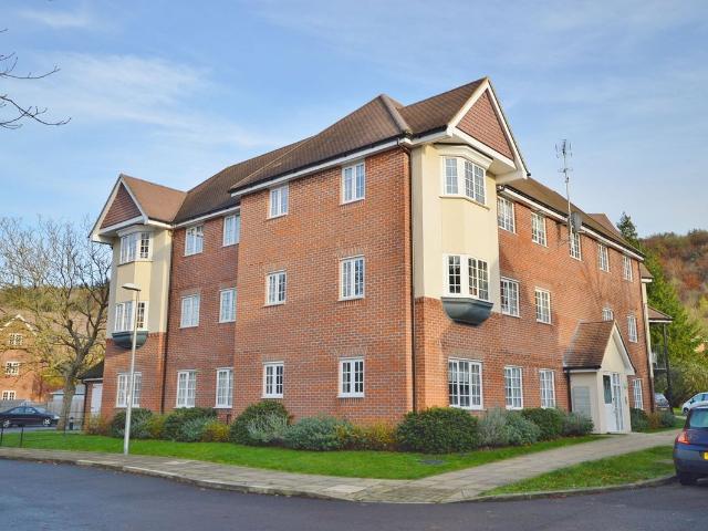 Scarlett Avenue, Wendover HP22, 2 bed flat to rent, £1,450 pcm | PrimeLocation