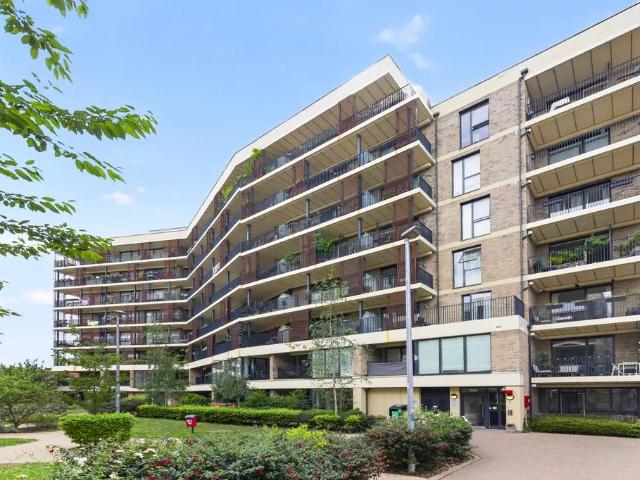 Scena Way London SE5 3 bed flat to rent £3,800 pcm £877 pw