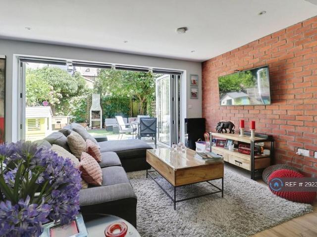 Schubert Road, London, SW15 3 bed flat to rent £3,750 pcm £865 pw