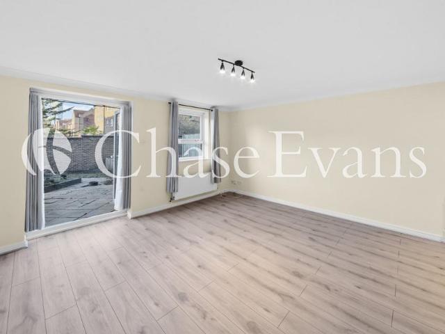 Schooner Close, Isle Of Dogs, London. 2 bed flat to rent £2,500 pcm £577 pw