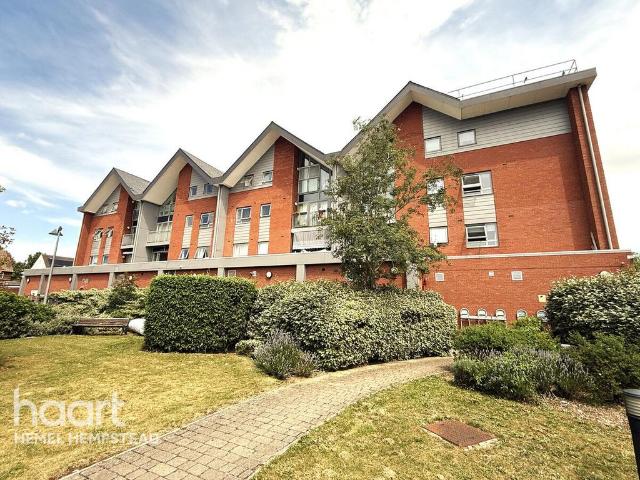 School Mead, Abbots langley 2 bed apartment to rent £1,600 pcm £369 pw