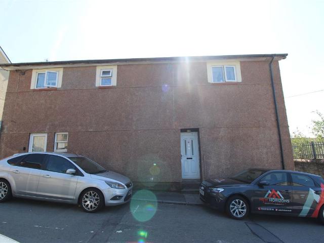 School Street, Aberbargoed CF81, 2 bed flat to rent, £575 pcm | PrimeLocation