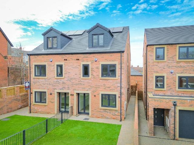 School Street, Whickham, Newcastle. 4 bed townhouse to rent £1,695 pcm £391 pw