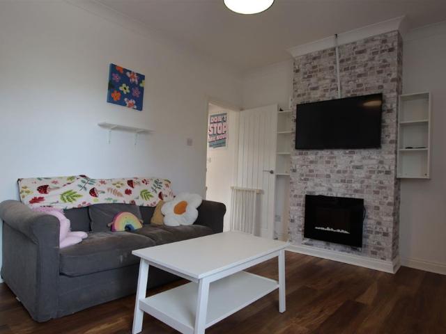 School Road, Tilehurst RG31, 1 bed flat to rent, £1,000 pcm | PrimeLocation