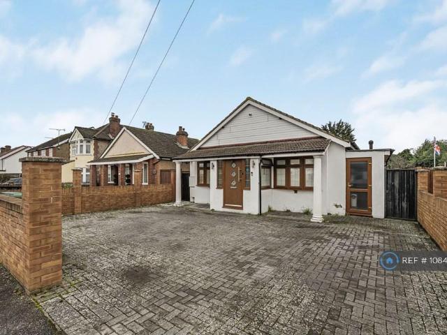 School Road, Ashford, TW15 4 bed bungalow to rent £2,600 pcm £600 pw