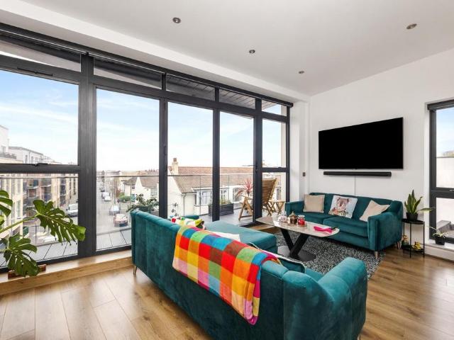 School Road, Hove 2 bed apartment to rent £2,200 pcm £508 pw