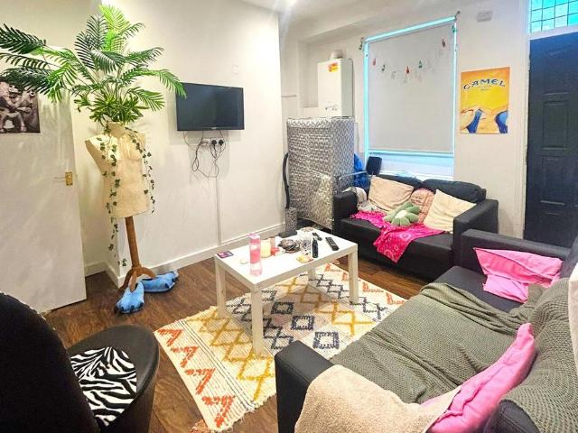 School View, Hyde Park, Leeds, LS6 5 bed terraced house to rent £2,250 pcm £519 pw