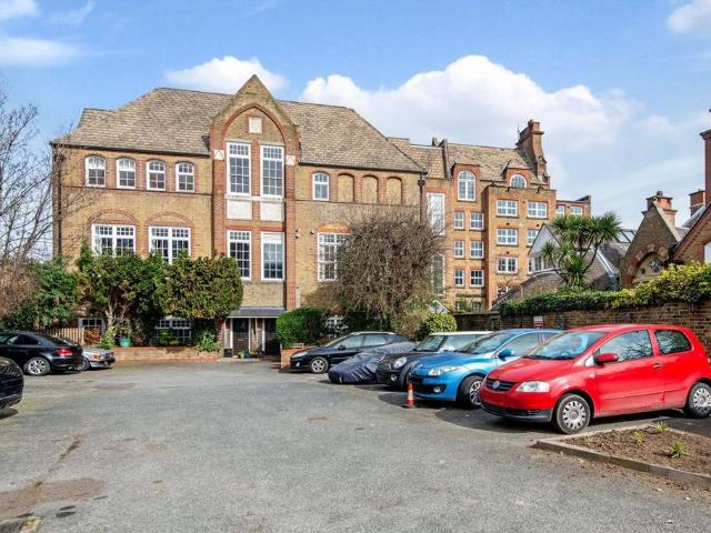 Schoolbell Mews, London E3 1 bed flat to rent £2,450 pcm £565 pw