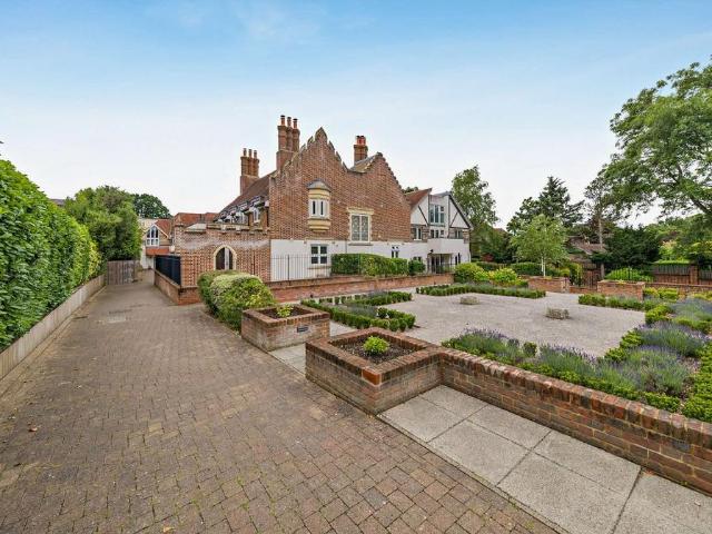 Scholars Walk, Gerrards Cross. 3 bed house to rent £3,500 pcm £808 pw