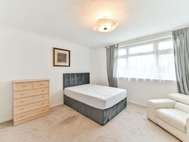 Scrutton Close, Clapham, SW12 4 bed flat to rent £3,000 pcm £692 pw