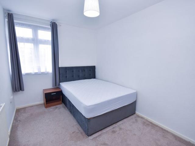 Scrutton Close, London SW12, 3 bed flat to rent, £3,000 pcm | PrimeLocation
