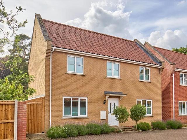 Sculpher Gardens, Fakenham NR21 3 bed detached house to rent £1,395 pcm £322 pw
