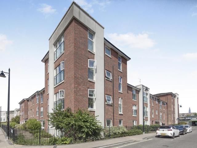 Samuel Street London SE15 2 bed flat to rent £2,200 pcm £508 pw