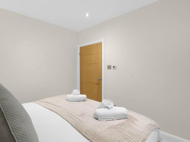 Samar Staussi 2 bed detached house to rent £4,500 pcm £1,038 pw