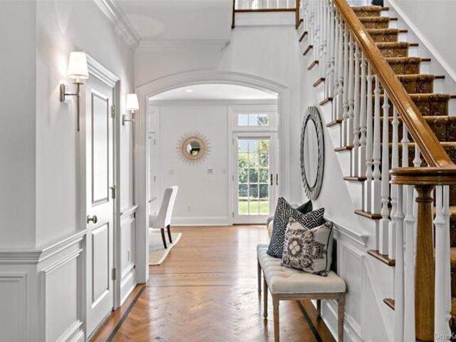 Sammis Ln, White Plains, Home For Sale