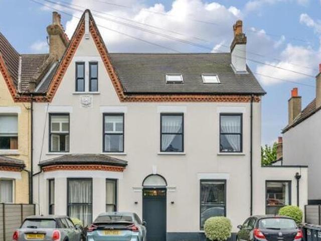 Samos Road, London, 2 Bedroom Flat