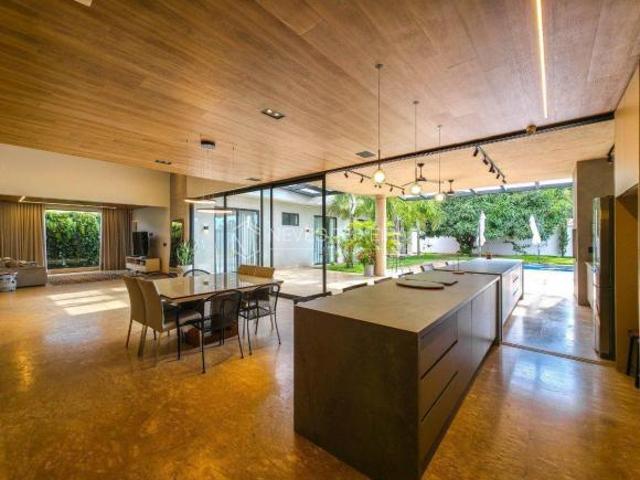 Santa Bárbara | Casa de Alto Padrão com 5 suítes e Área de Lazer no Jardim Botânico