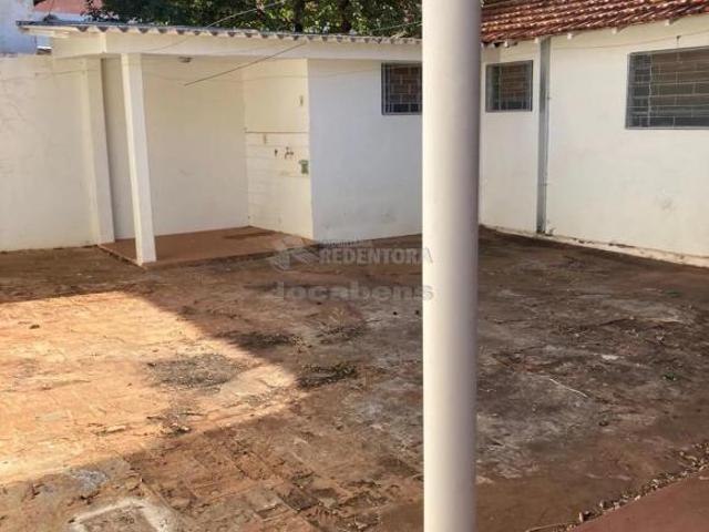 Santa Cruz Casa com 3 dorms, 1 escritório, 2 wcs, varanda, sala, coz, perto do Atacadão