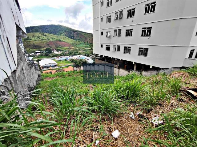 Santa Maria Terreno com 432m² 12m x 36m Início do Bairro Topografa em Declive