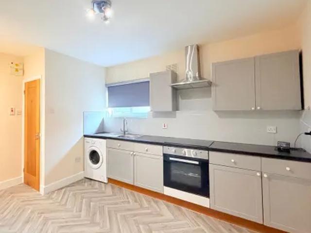 Santander, 268 Upper Tooting Road, London, SW17 0DN, United Kingdom | 2 bed apartment for rent #168101422 | Rentberry