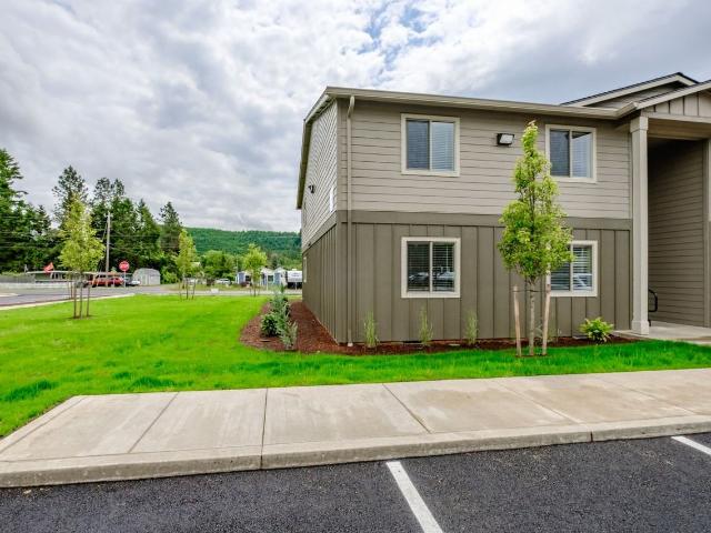 Santiam Gateway Apartments 2 Bedroom Apartment for Rent at 1200 38th Ave, Sweet Home, OR 97386