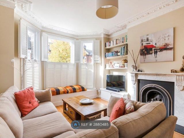 Santos Road, London SW18, 2 bed flat to rent, £3,500 pcm | PrimeLocation