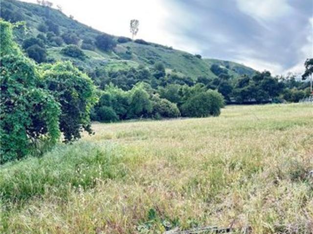 San Martinez Rd, Val Verde, CA 91384