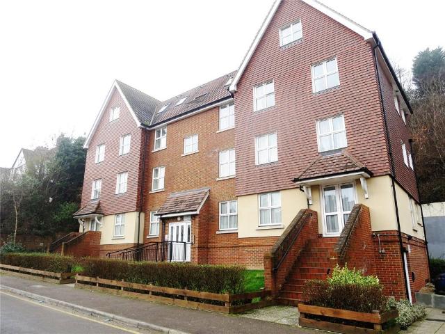 Sandcroft Court, Garlands Road. 2 bed apartment to rent £1,550 pcm £358 pw