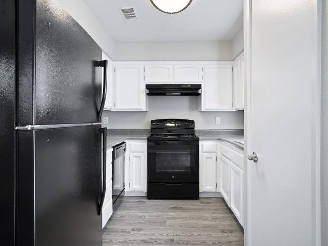Sandalwood Garden 1 Bedroom Apartment for Rent at 3880 N Fruit Ave, Fresno, CA 93705