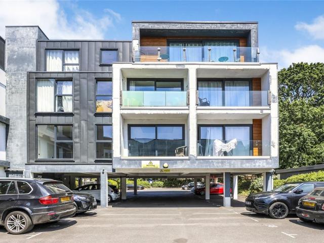 Sandbanks Road, Poole, Dorset, BH15 2 bed flat to rent £1,495 pcm £345 pw