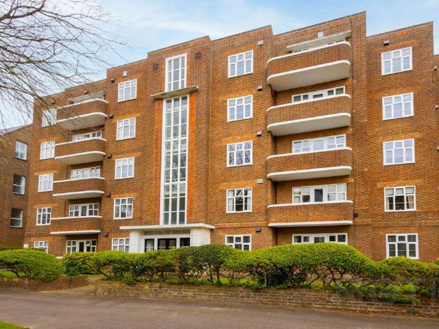 Sandgate Road, Folkestone, CT20 4 bed apartment to rent £1,450 pcm £335 pw