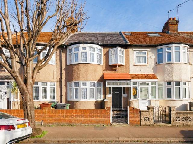Sanderstead Road, London, E10 3 bed terraced house to rent £3,300 pcm £762 pw