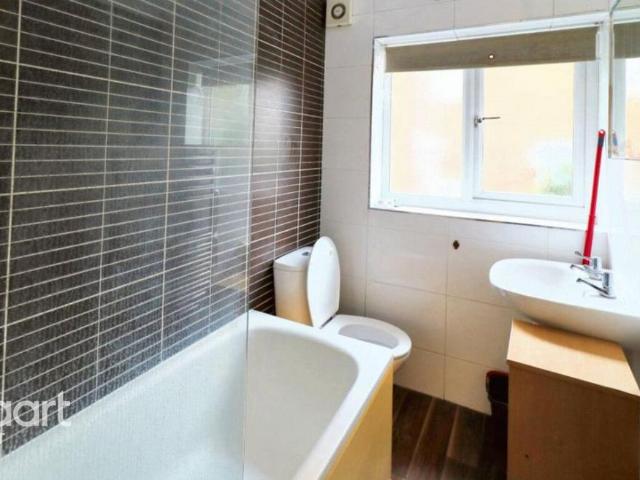 Sandford Court, Aldershot 3 bed flat to rent £1,595 pcm £368 pw