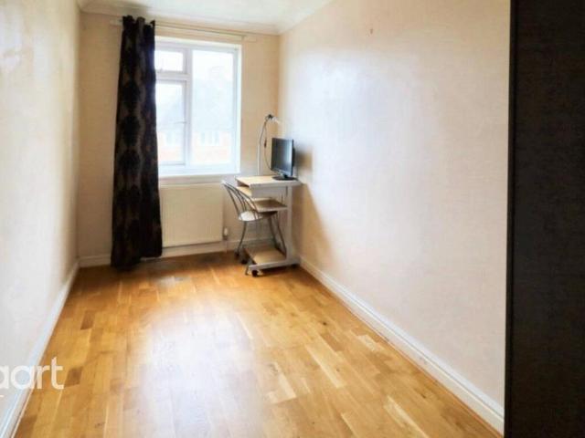 Sandford Court, Aldershot 3 bed flat to rent £1,595 pcm £368 pw