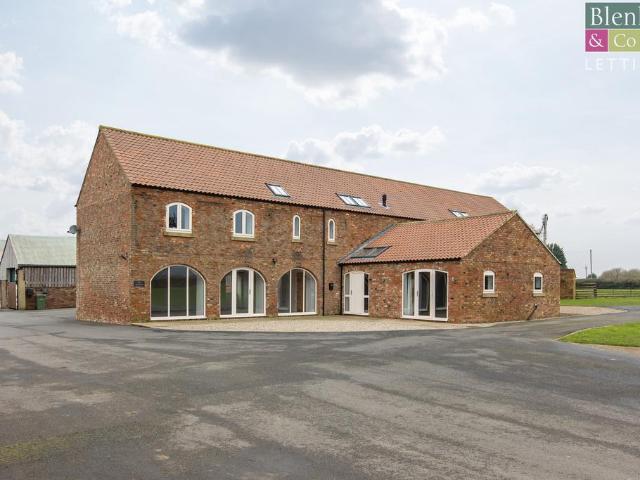 Sandhill Farm, Low Road, Thirkleby. 3 bed barn conversion to rent £1,550 pcm £358 pw