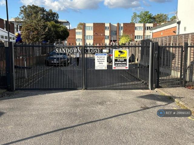 Sandown Close, Hounslow, TW5 2 bed flat to rent £1,750 pcm £404 pw