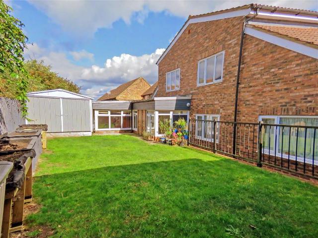 Sandown Court, Bletchley, Milton Keynes MK3, 4 bed semi detached house to rent, £1,650 pcm | PrimeLocation