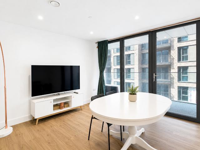 Sandown House, High Street, Staines Upon Thames TW18, 1 bed flat to rent, £1,650 pcm | PrimeLocation