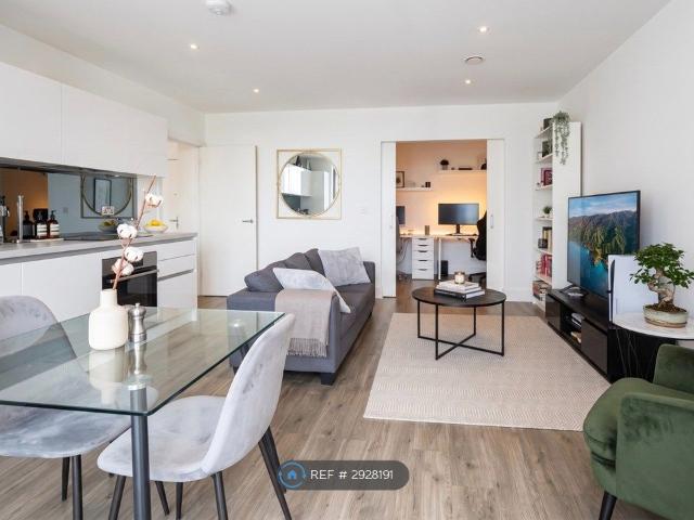 Sandown House, Staines Upon Thames TW18, 2 bed flat to rent, £1,900 pcm | PrimeLocation