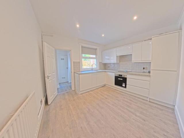 Sandown Road, Brighton BN2 2 bed flat to rent £1,650 pcm £381 pw
