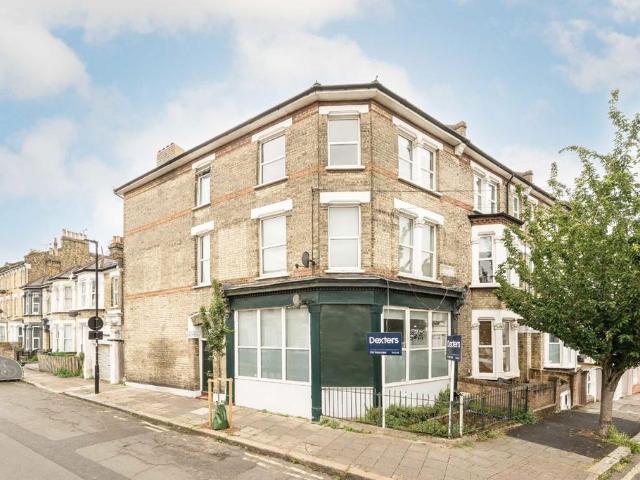 Sandmere Road, London SW4 3 bed flat to rent £3,400 pcm £785 pw