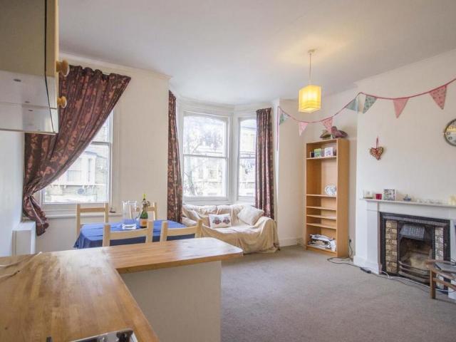 Sandmere Road, SW4 2 bed flat to rent £2,197 pcm £507 pw