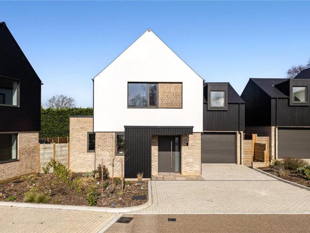 Sandpiper Close, Appledore, Ashford. 4 bed detached house to rent £2,650 pcm £612 pw